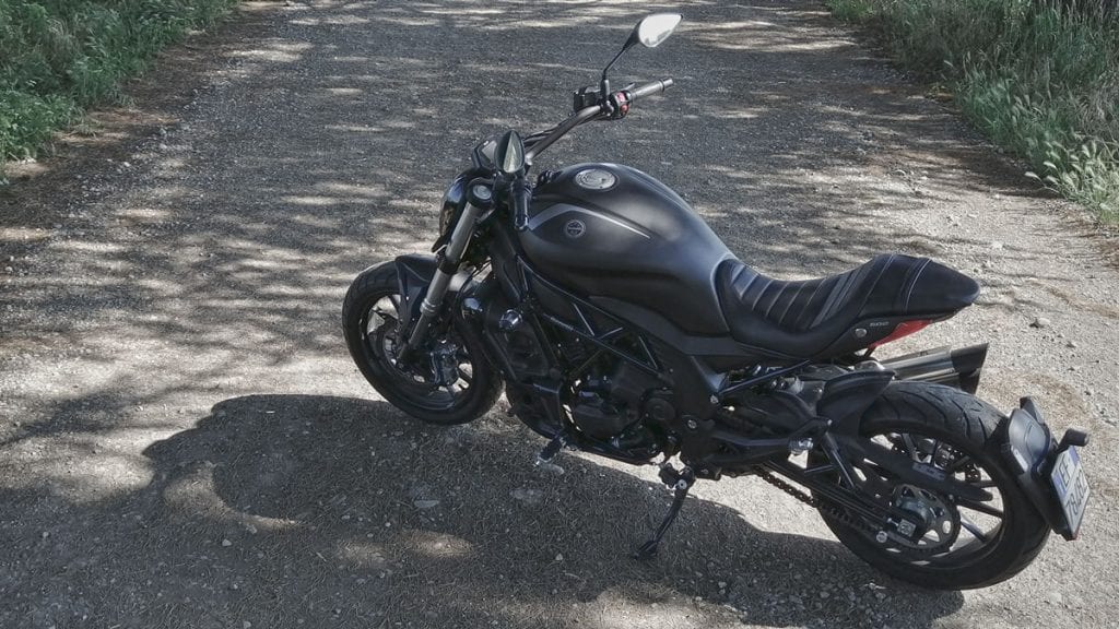 The Benelli 502C is a concrete and fun urban cruiser - Motoreetto